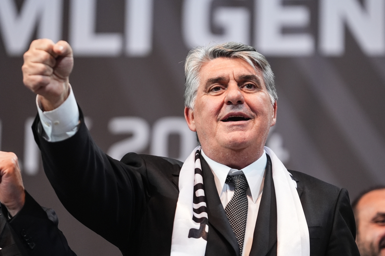 Beşiktaş Kulübünün yeni başkan Serdal Adalı, kongre üyelerine teşekkür ...