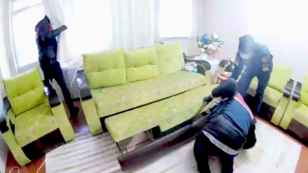 Jandarma evin her köşesini didik didik etti, nakit para ve yüzlerce uyuşturucu hap buldu ...